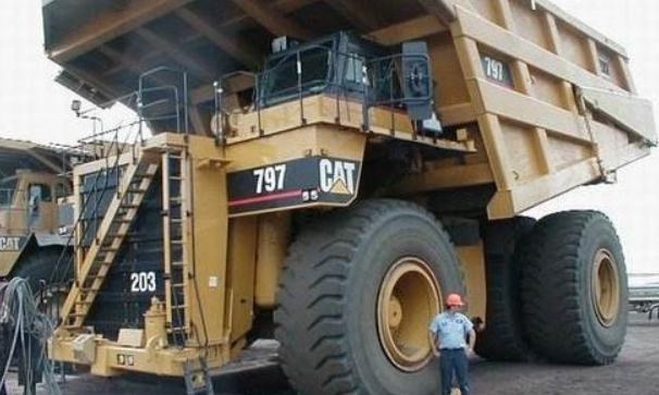 世界上最大的卡车：卡特彼勒797F