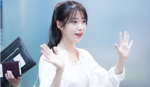 IU是哪个公司的艺人 创作才女IU15岁出道曾被拒20次|李知恩|才女|艺人_新浪新闻