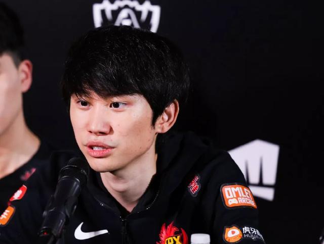 「FPX赛后群访」Doinb：我有100多个英雄还没选|选手|冠军|队伍_新浪新闻