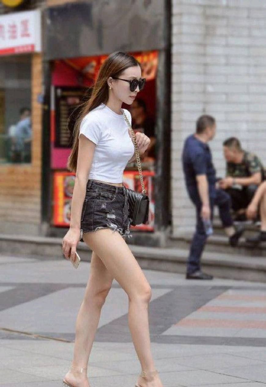 街拍:抓拍紧身露背装美女,光看背影都很迷人街拍美女露背装新浪新闻