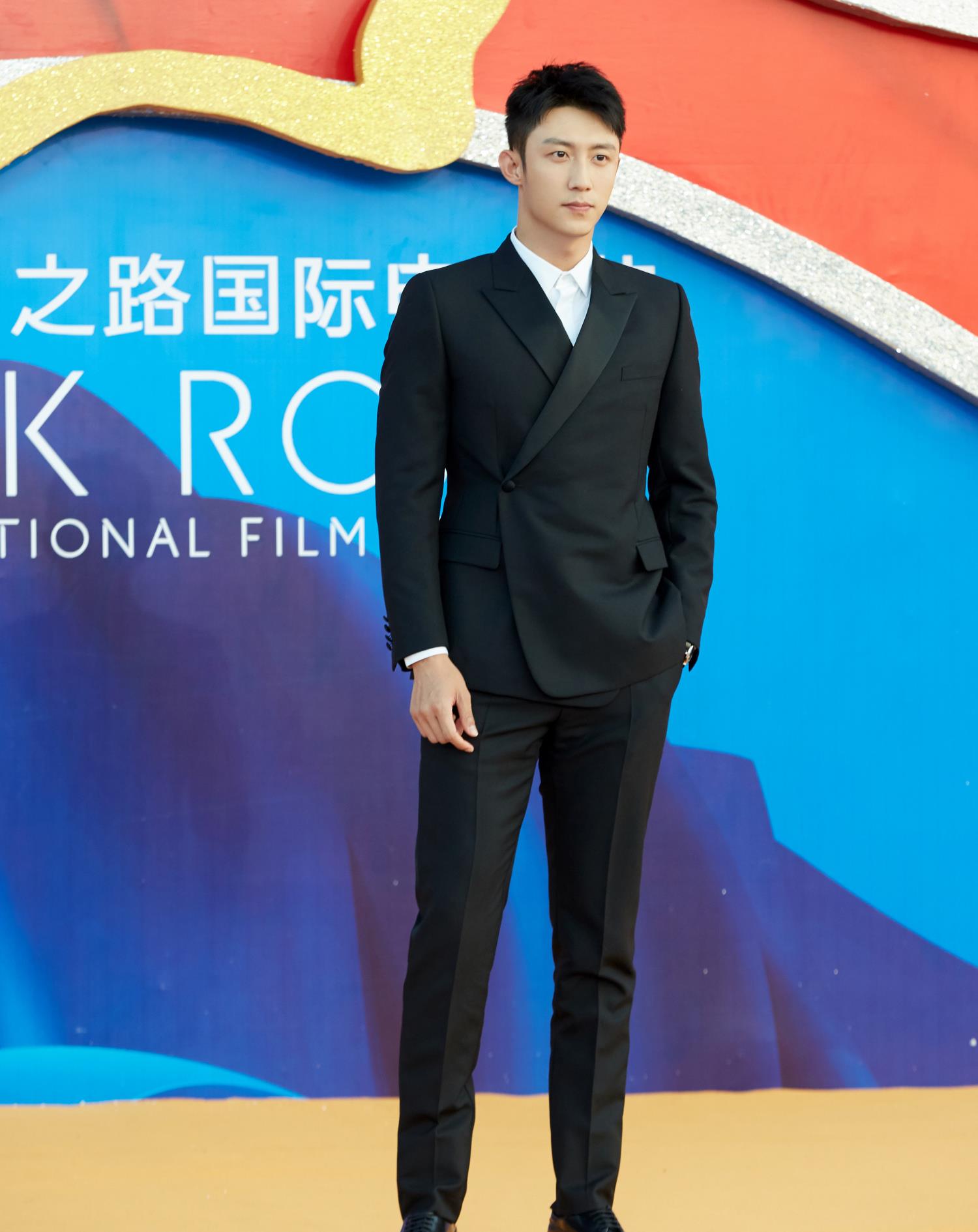 187cm黄景瑜现身电影节，穿一身经典黑色西装，模特身材超吸睛！|黄景瑜|身材|模特_新浪新闻