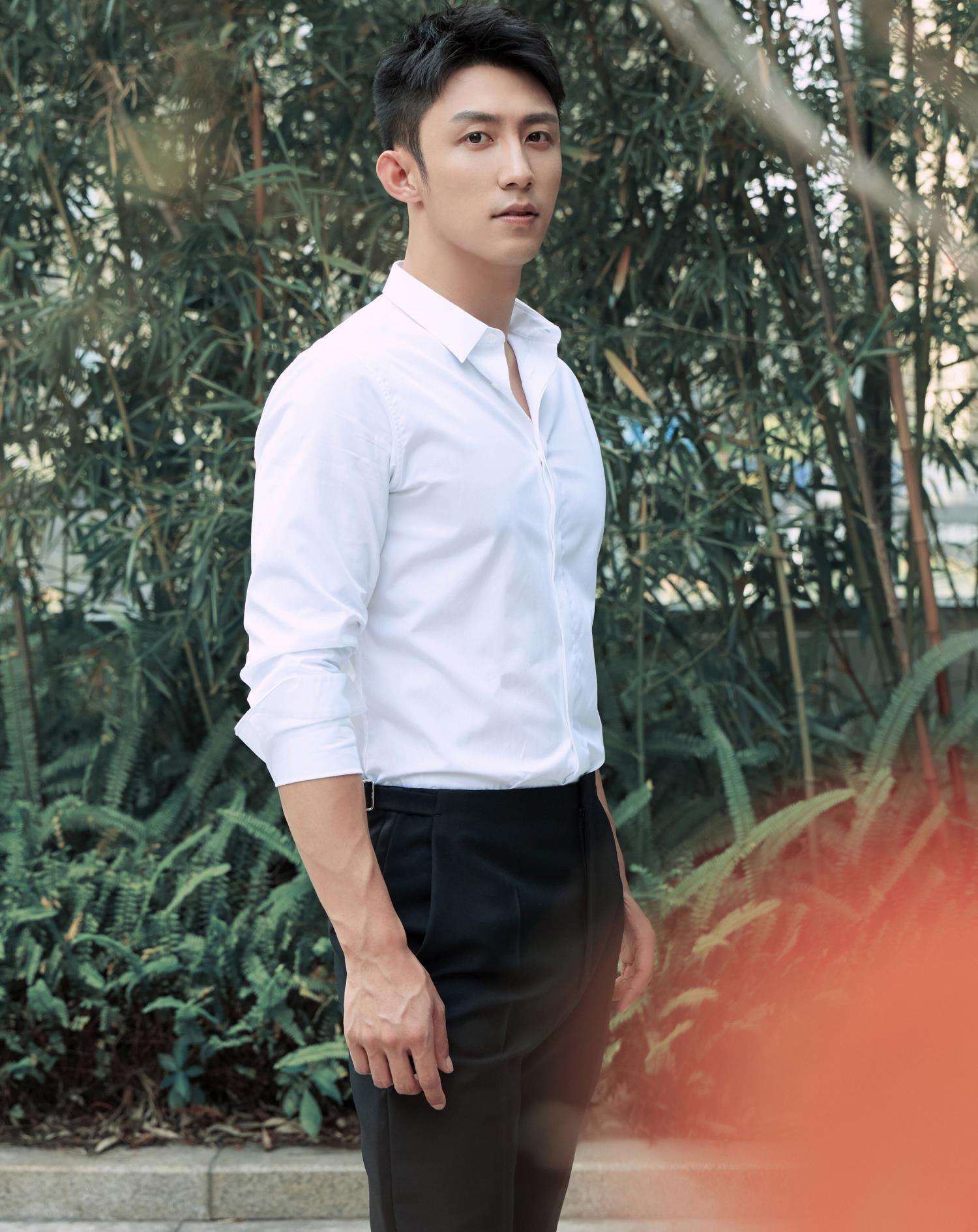 187cm黄景瑜现身电影节，穿一身经典黑色西装，模特身材超吸睛！|黄景瑜|身材|模特_新浪新闻