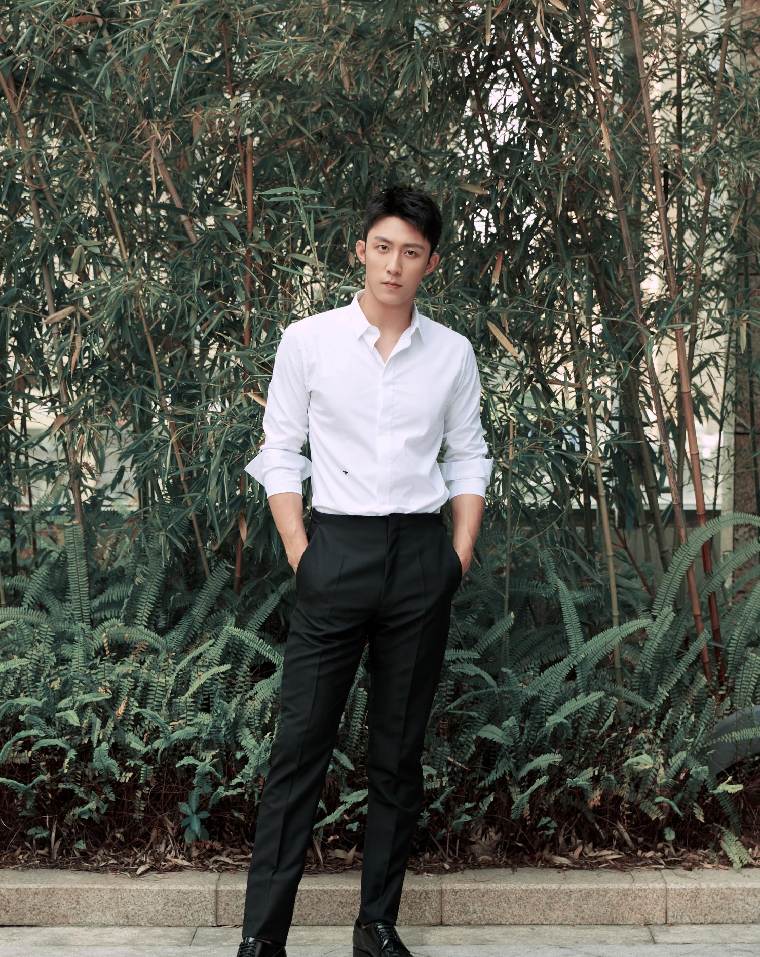 187cm黄景瑜现身电影节，穿一身经典黑色西装，模特身材超吸睛！|黄景瑜|身材|模特_新浪新闻