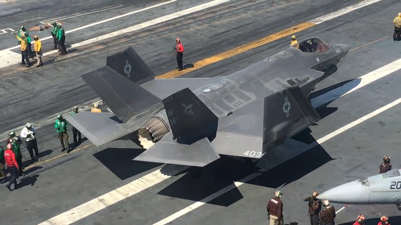 从航空母舰指挥塔上看，美国海军F35C舰载机和F18舰载机起降训练|舰载机|航空母舰|起飞_新浪新闻