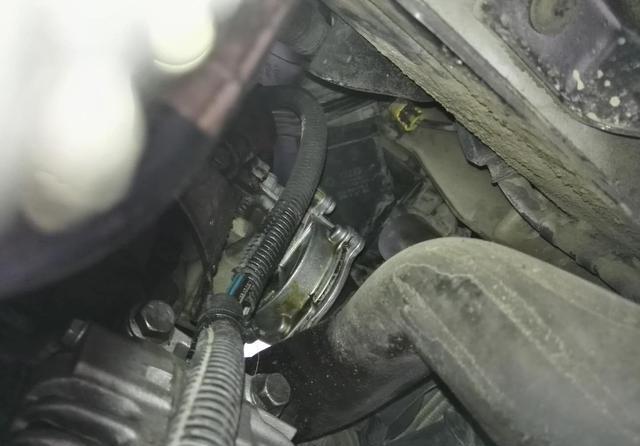2.4V6奥迪A6L全方位漏油维修，还车主发动机机舱一片干净