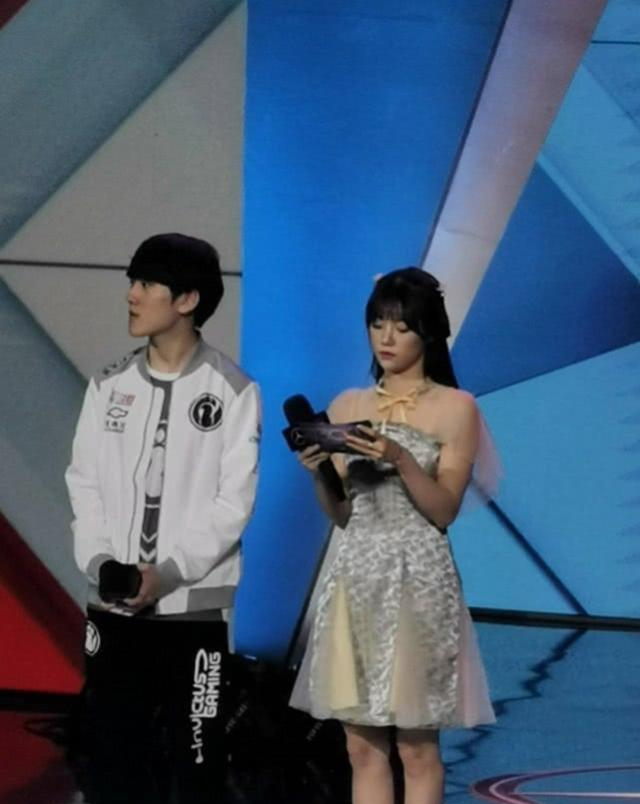 LPL出现直播事故？小钰肩带滑落照全网疯传，当事人出面回应！