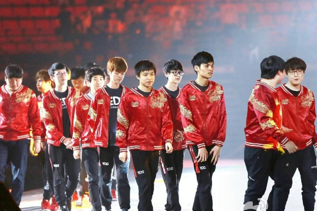 盘点S4到现在LPL赛区的出征服，S6中国红最受欢迎！|中国红|出征仪式|皇族_新浪新闻