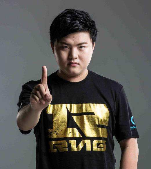 UZI前任现任两位女友大对比，哪位更得你的心？|女友|前女友|一言一行_新浪新闻