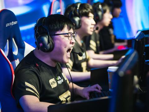 LPL首发名单更新：Martin对决Uzi，Letme和MLXG首发出战|战队|季后赛|名单_新浪新闻