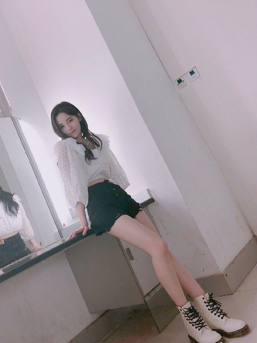 鞠婧祎才159cm，大胆穿露腰T恤，愣是凹出了大长腿！