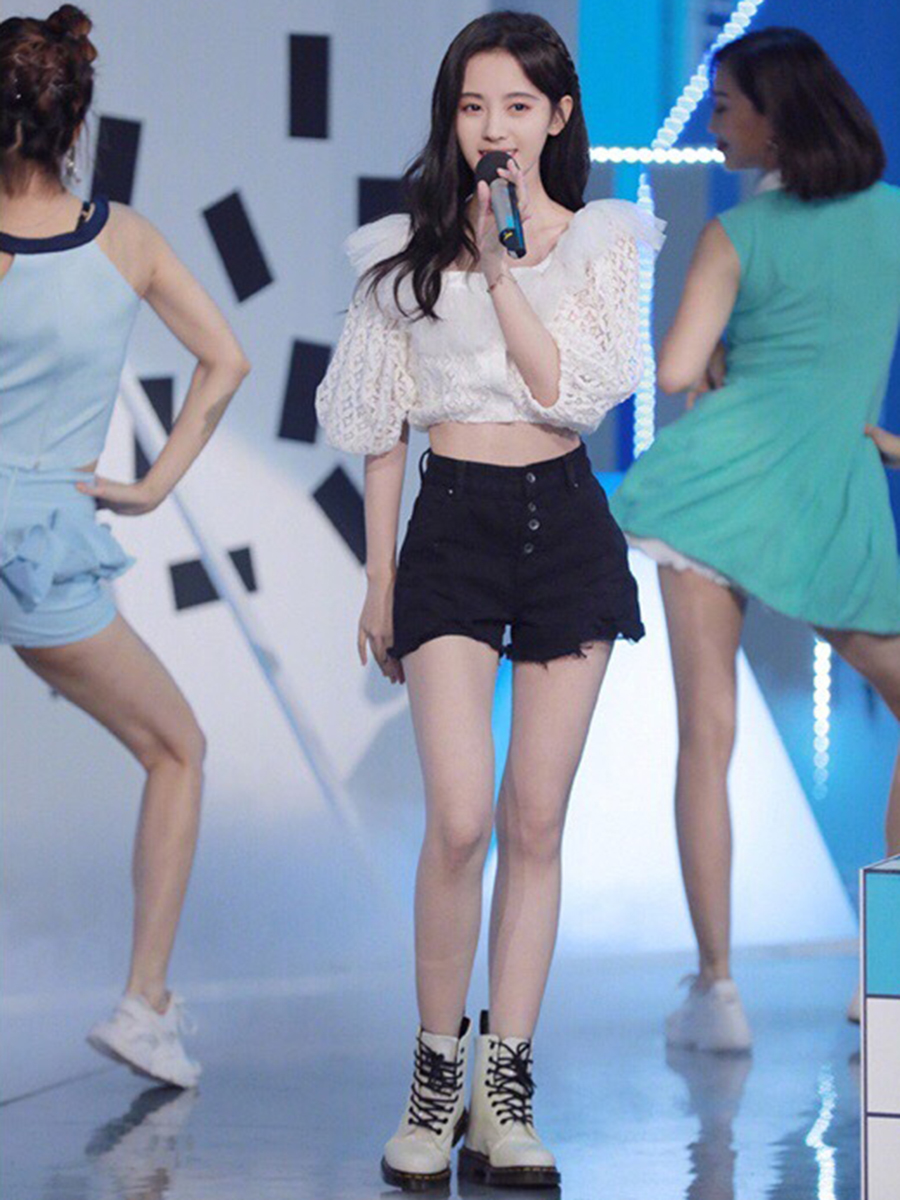 鞠婧祎才159cm，大胆穿露腰T恤，愣是凹出了大长腿！