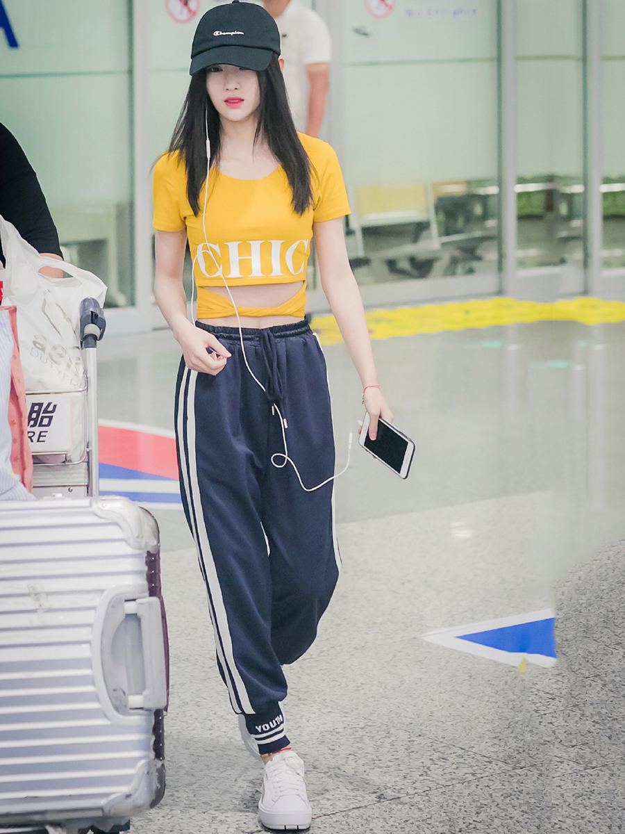 鞠婧祎才159cm，大胆穿露腰T恤，愣是凹出了大长腿！|鞠婧祎|T恤|运动裤_新浪新闻