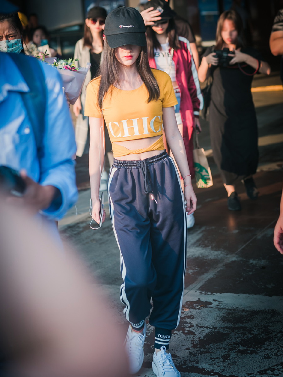 鞠婧祎才159cm，大胆穿露腰T恤，愣是凹出了大长腿！