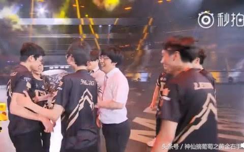 LPL决赛时Heart受伤，强忍疼痛与队员分享喜悦，余霜：快痛死了|余霜|队员|教练_新浪新闻