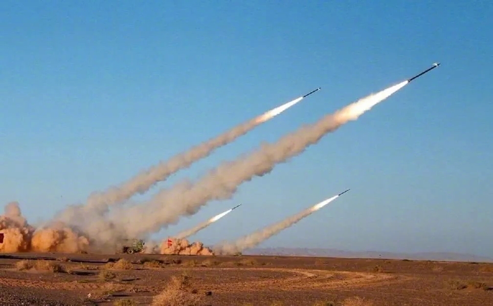 PHL-03式300毫米远程火箭炮，是目前世界现役最先进_新浪新闻