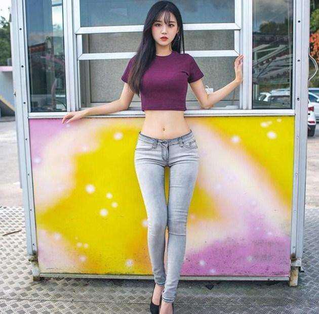 娇美女生 搭配紧身露脐装 身材娇小却有大气场大气场紧身美女新浪新闻