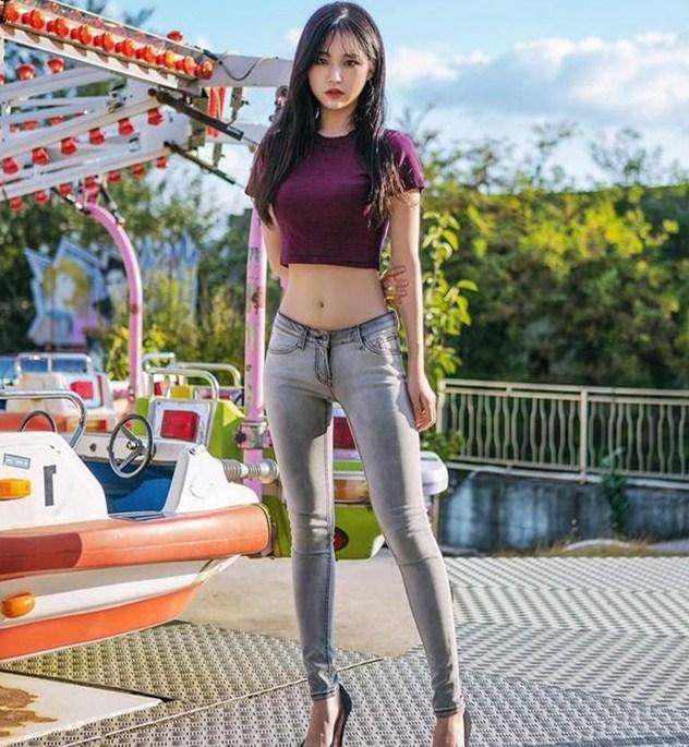 娇美女生 搭配紧身露脐装 身材娇小却有大气场