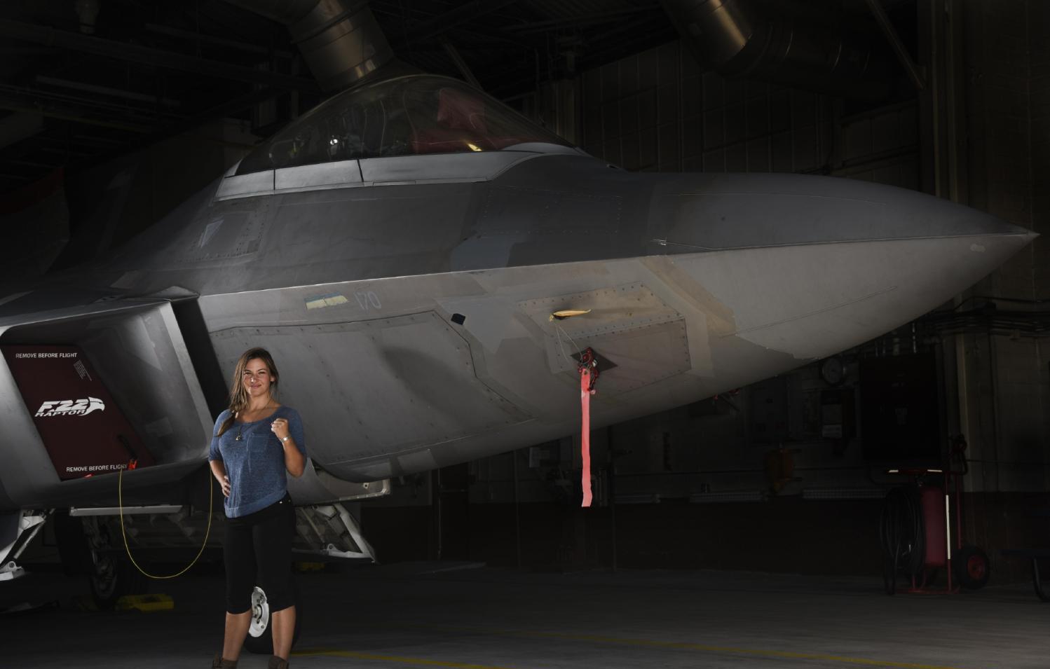 美女与野兽! F-22猛禽战机新照公布: 女飞行员赫然在列