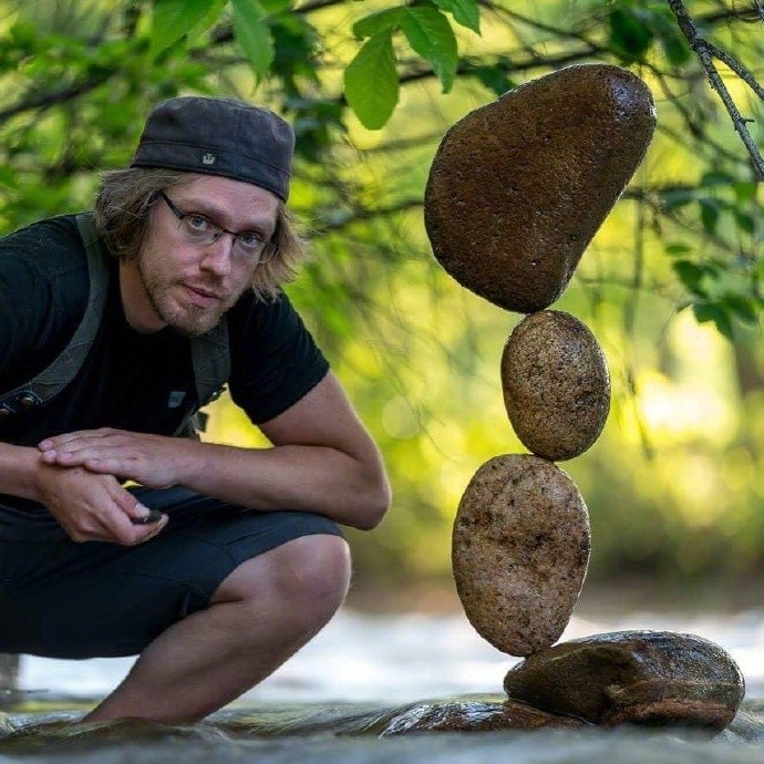 我天啊，这才是真正的平衡石大师啊。via：摄影师 Michael Grab|摄影师|大师_新浪新闻