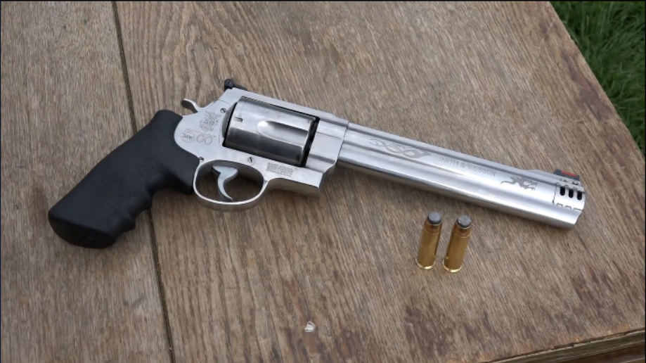俗称“掌炮”M500左轮手枪后坐力有多大？双手紧握是必须的！_新浪新闻