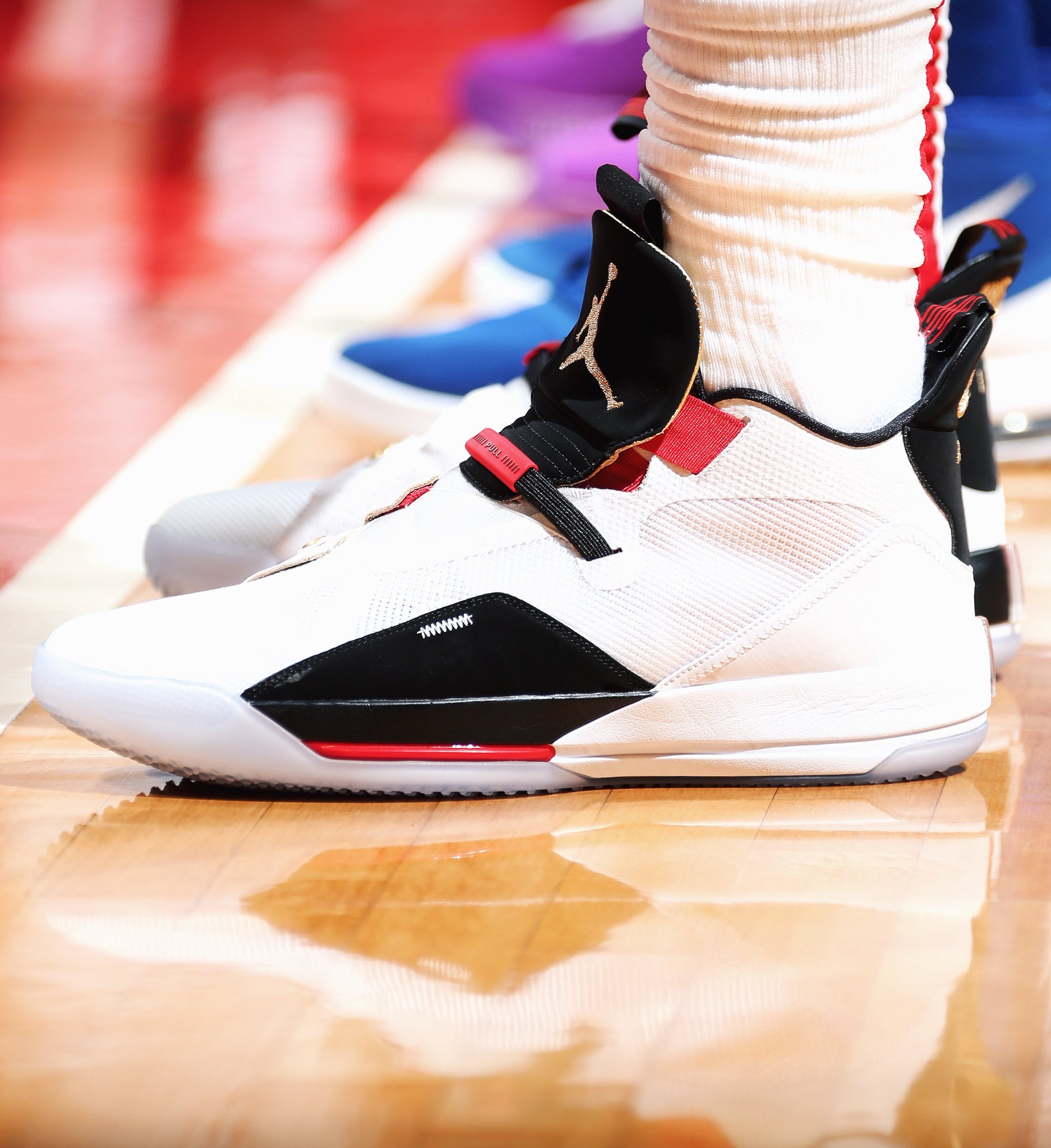 乌布雷上脚Adidas Pro Bounce Low 2018沃尔则是穿回了老鞋诺克斯上|诺克斯|沃尔|富尔_新浪新闻