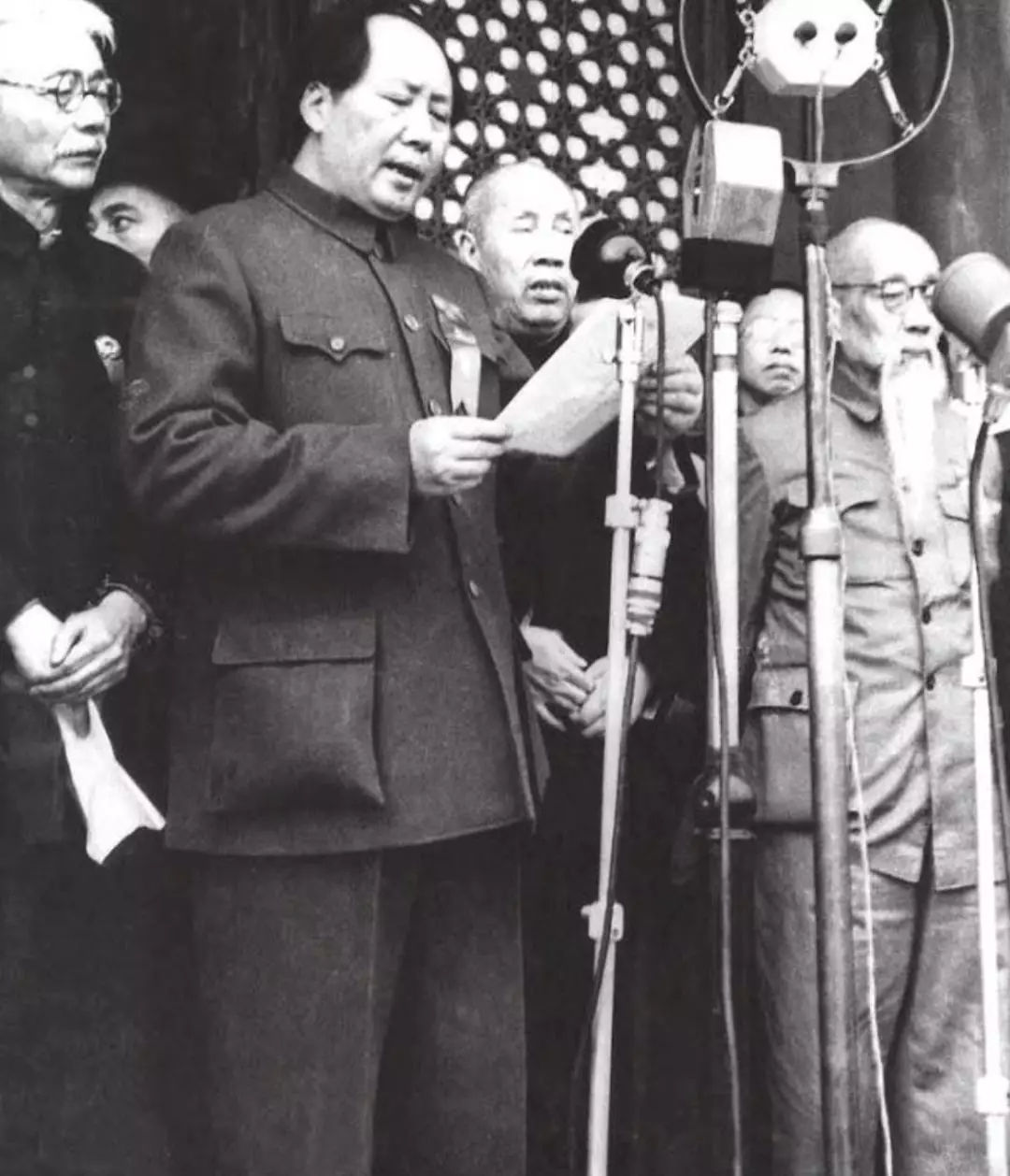 震撼时刻，老记者镜头下的开国大典|天安门广场|勤政殿|开国大典_新浪新闻