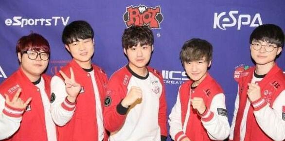 SKT教练直播中Benji亮相, 疑似SKT失利后重组, 鸡哥强势回归?|失利|教练|队员_新浪新闻