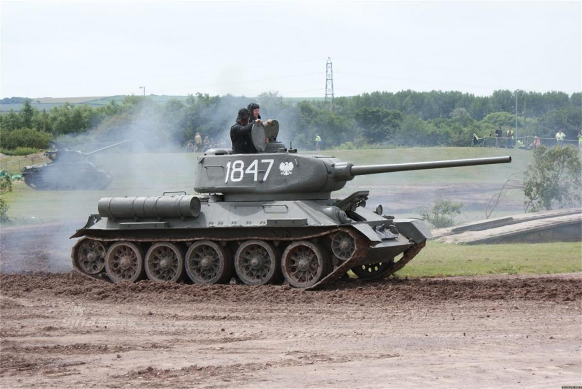 宝车不老！胡赛武装用70年前的T-34坦克打政府军