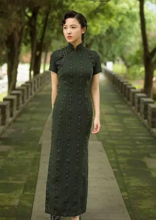 不同场合,如何穿旗袍更得体?