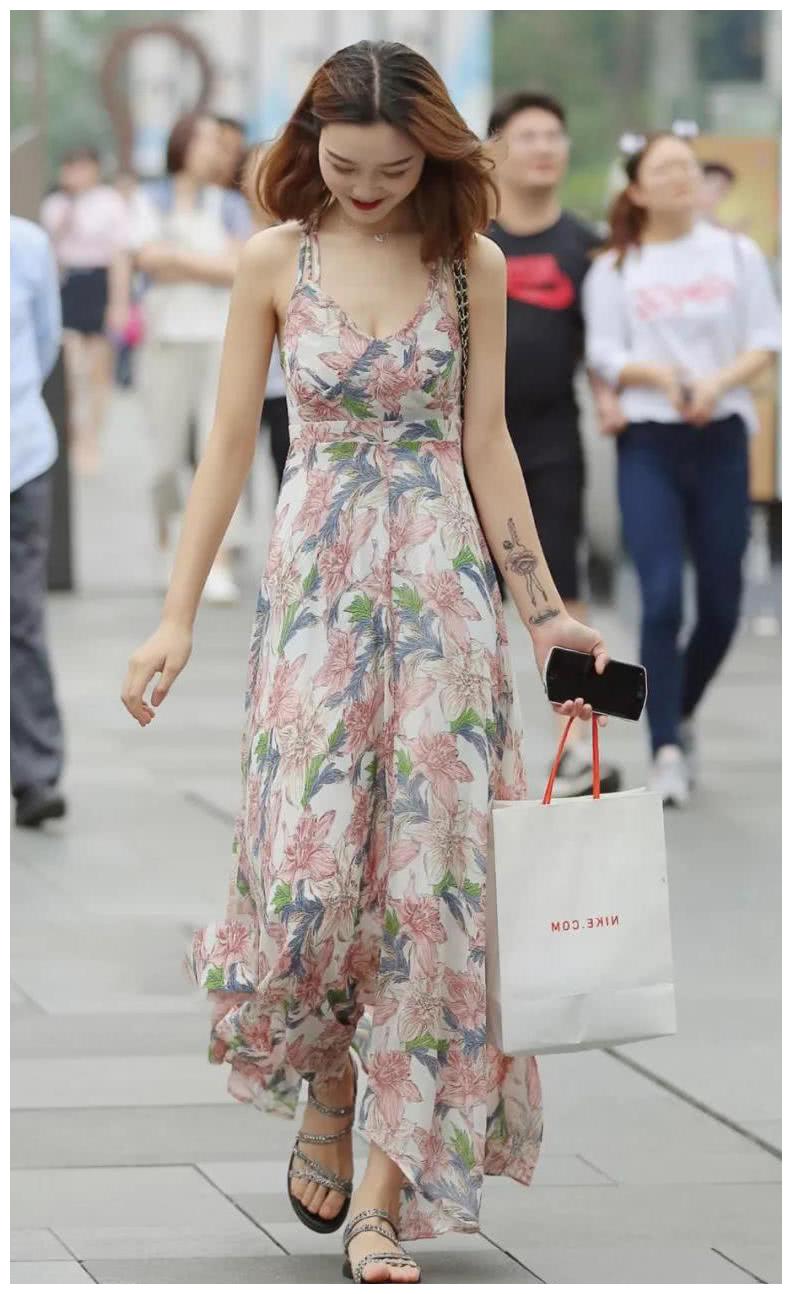 闺蜜俩紧身裤不分高下,尽显轻熟女范儿,并列街头紧身裤闺蜜旺夫新浪新闻