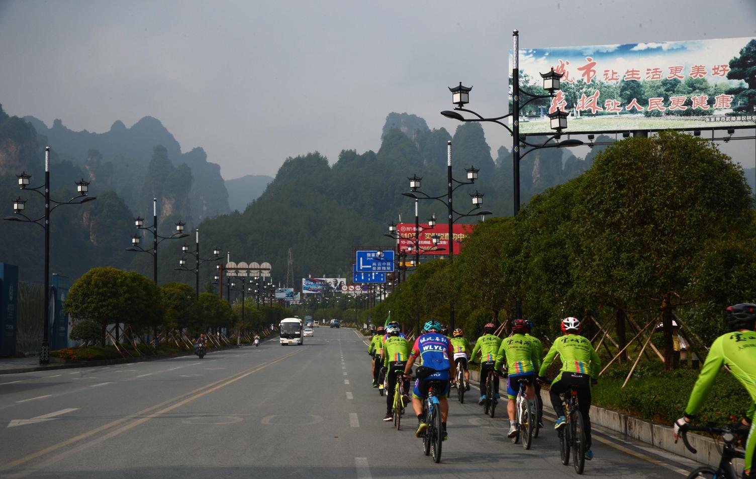 张家界武陵源: 一批穿着绿衣的人像风样骑行