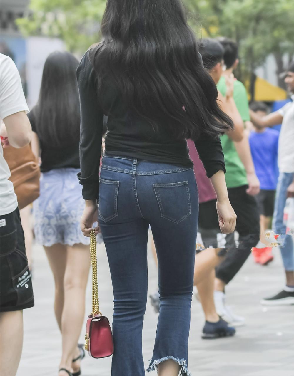 街拍时尚 穿着紧身牛仔裤的辣妈 好身材怎么保养的