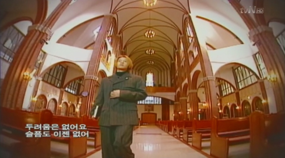 很多人知道明洞可以购物，却不知道这里有座教堂，还是MV取景地