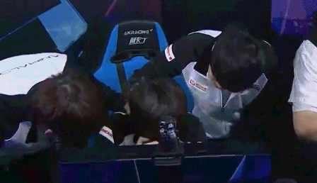 一年半了，KT终于赢了SKT，Deft泪洒当场，队友纷纷安慰|胜利|一战|沙皇_新浪新闻