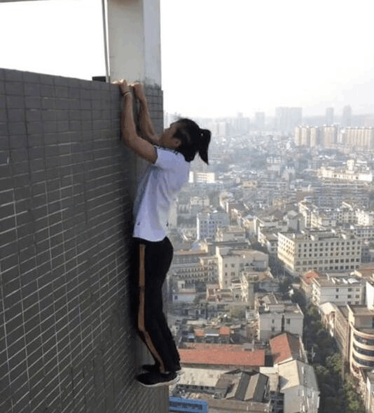 极限咏宁真实堕楼视频 真可惜 网友说他可以这样自救的 自救 极限运动 生命 新浪新闻