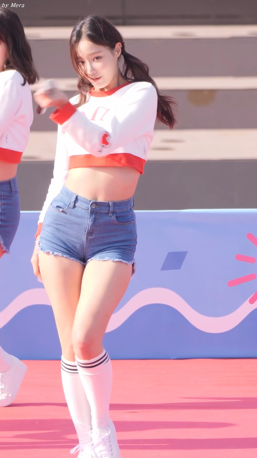 饭拍MOMOLAND女团的妍雨小姐姐，歌舞《BAAM》，好美啦|BAAM|小姐姐|女团_新浪新闻