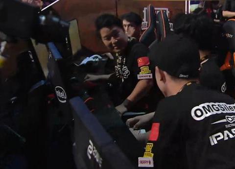 黄旭东微博再次发功！OMG被奶上积分榜第一 网友表示奶一波4AM|黄旭东|积分榜|饭堂_新浪新闻