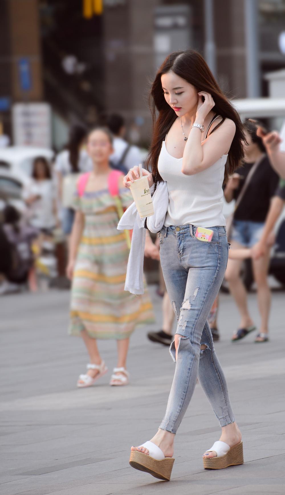 成都街拍美女 她们都是成都夏季街头的美丽风景线