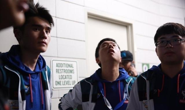 液体最终捧起了TI7冠军盾，扎心了老铁