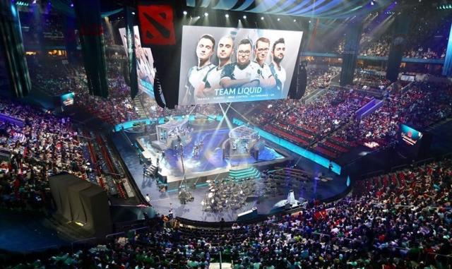 液体最终捧起了TI7冠军盾，扎心了老铁