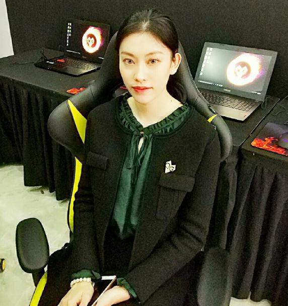 QG战队全新阵容公布, LPL首位LOL女选手诞生|LOL|战队|女选手_新浪新闻