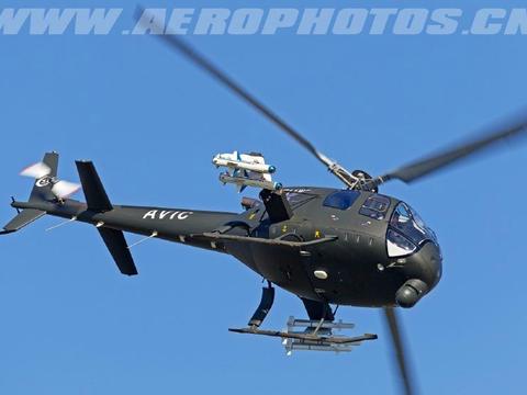 国产直，11WB轻型武装直升机飞行展示犹如精灵舞空|精灵|武装直升机|鸣谢_新浪新闻