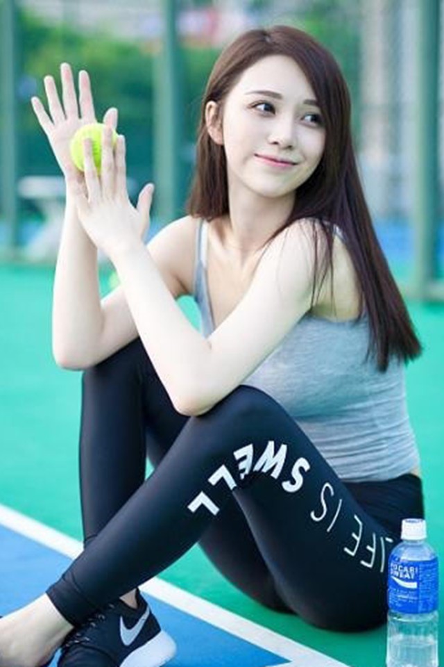 打底裤搭配紫色紧身衣,穿出美女靓丽迷人的身材!打底裤身材美女新浪新闻