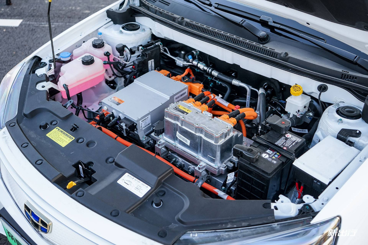 充一次电能跑450公里的吉利帝豪EV450 真值！-新浪汽车