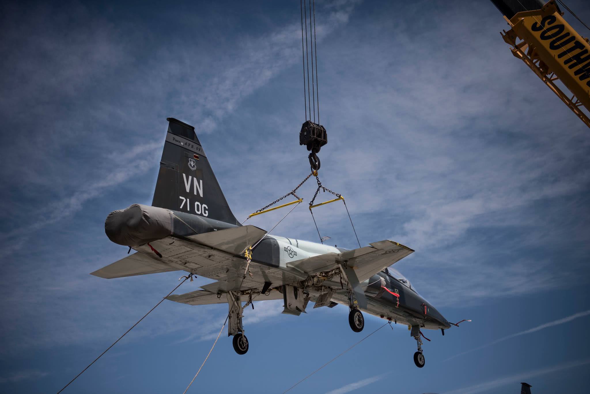 有些造型奇丑飞机“胃口”真好 肚里一下能两架T-38高教机|航天局|美国航空|运输机_新浪新闻