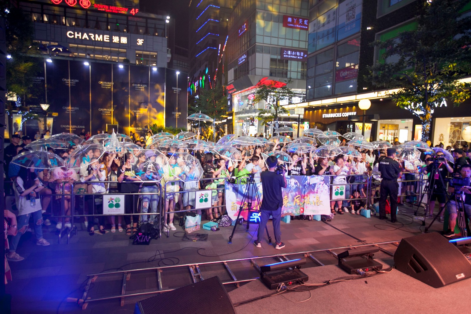 LadyBees刘雨昕819粉丝见面会完美收官 新歌首次LIVE表演