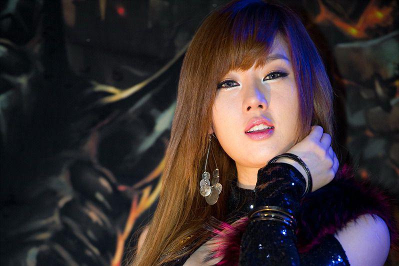 174cm体重51kg车模走红，号称“超完美身段女人”|黄美姬|身段|车模_新浪新闻