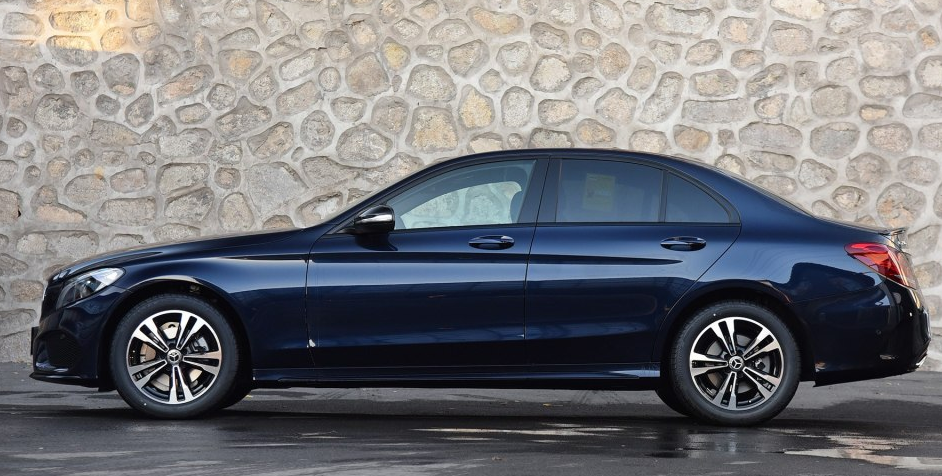 乞丐版奥迪A4L降价6万 与乞丐版奔驰C200相比 谁的性价比更高。