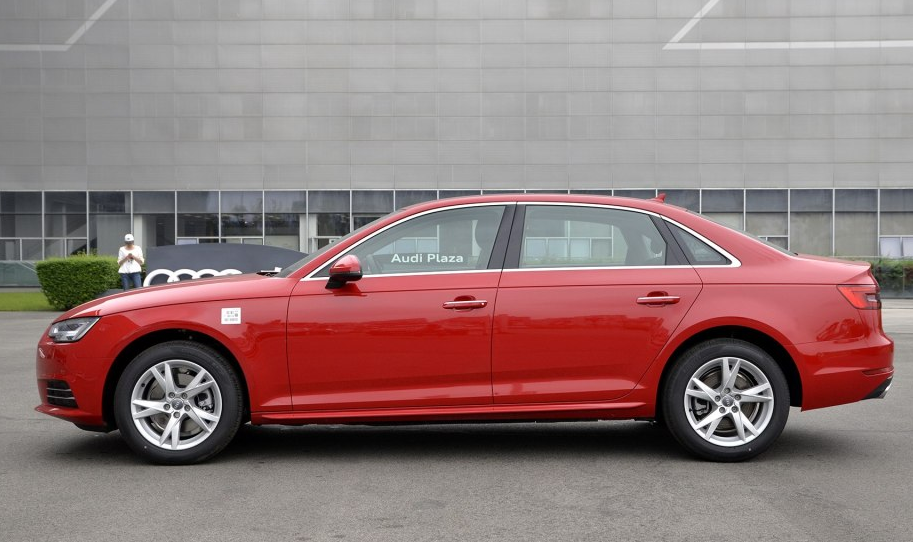 乞丐版奥迪A4L降价6万 与乞丐版奔驰C200相比 谁的性价比更高。