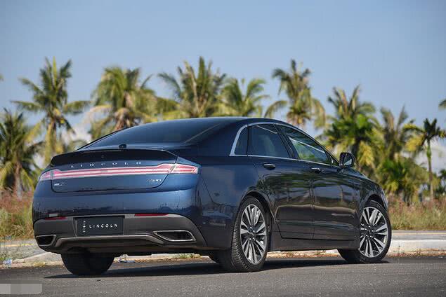 2.0L＋连体尾灯，颜值超奔驰C级，30万买它还是奥迪A4L？